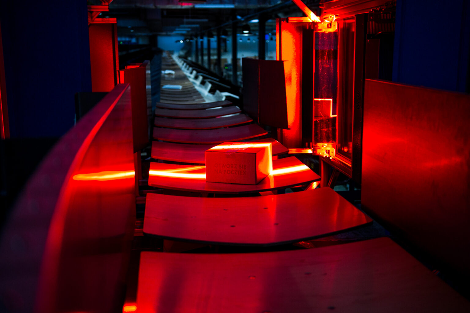 Szczyt paczkowy trwa. Nowoczesna sortownia Poczty Polskiej odnotowuje ...